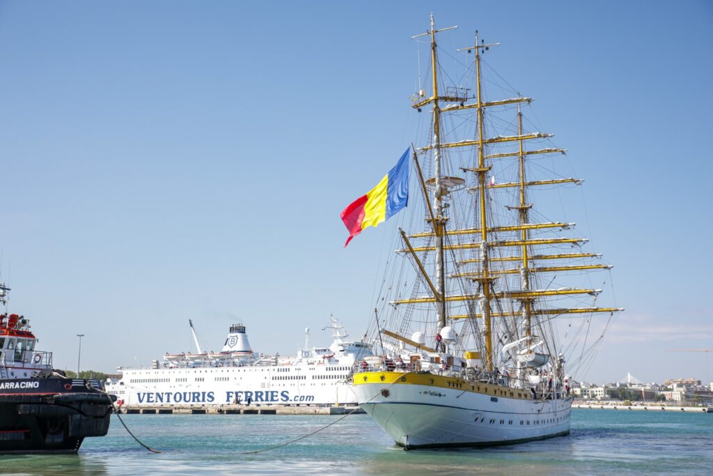 Nava-Școală „Mircea”, simbol al tradiției navale românești, a acostat ...